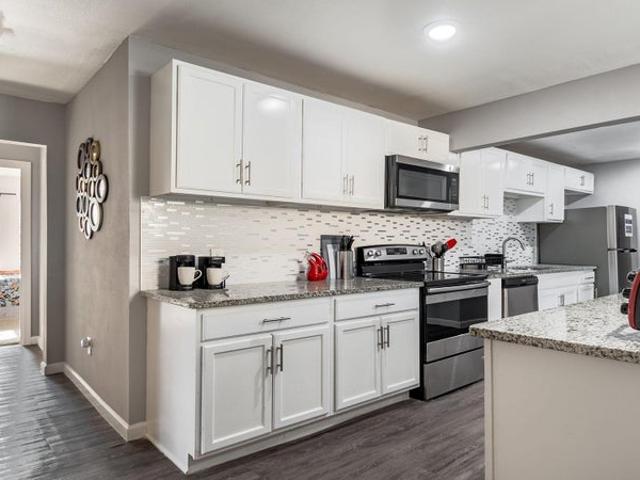 Newlyrenovated 18 min from downtown | Private su