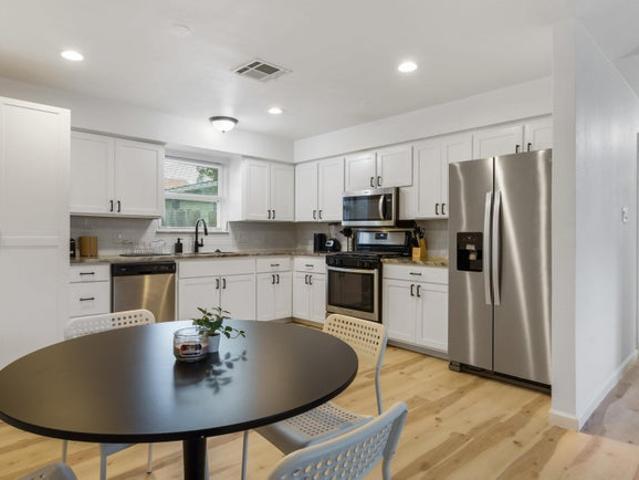 Newlyrenovated & comfy Austin Duplex Multiplex wi