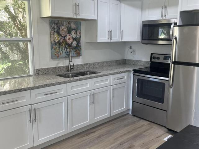 Newlyrenovated & cozy Orange City House with Backy