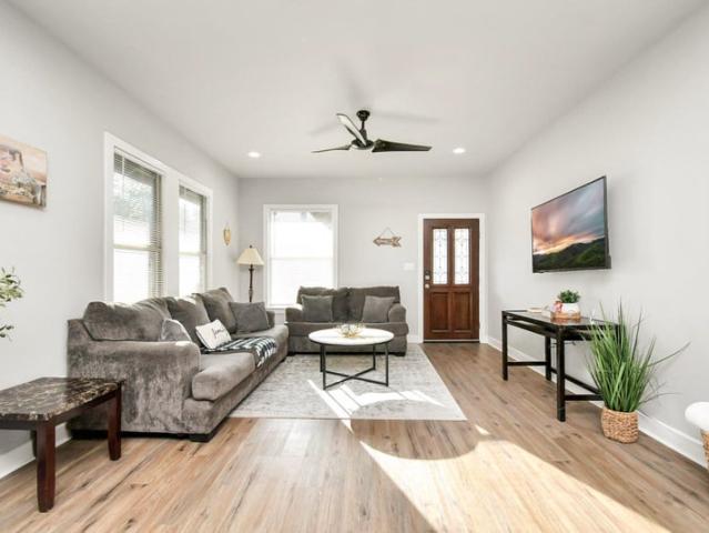 Newlyrenovated Eado Home with Patio seating area C