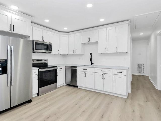 Newlyrenovated & modern Charlotte House with Dinin