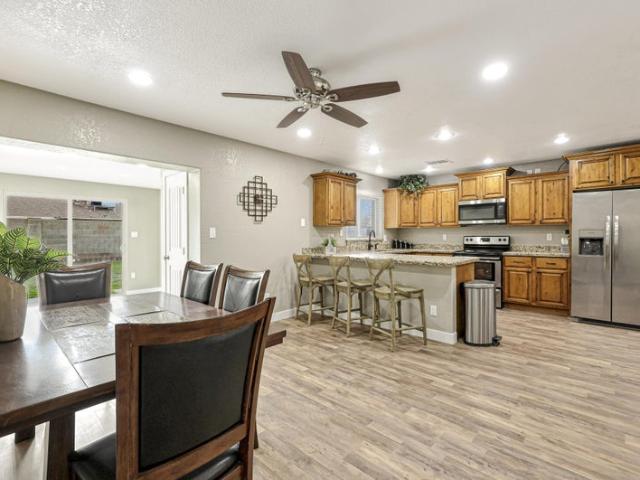 Newlyrenovated, spacious Glendale home, 9 beds bat