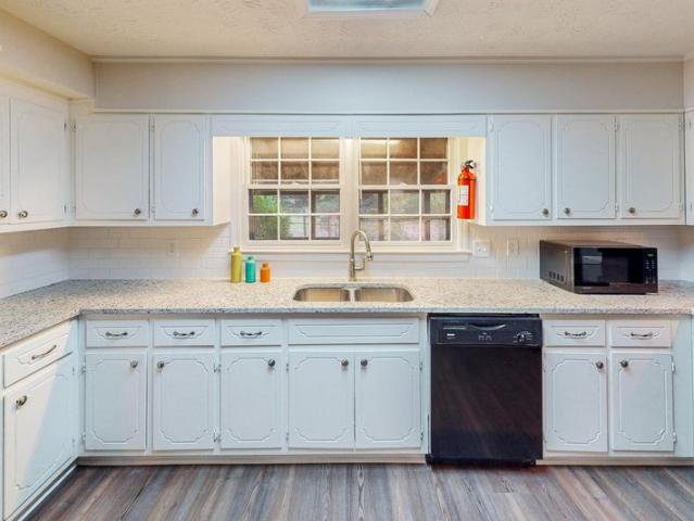 Newlyrenovated & spacious Rex Home with Dining are