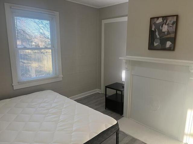 Newnan home near I 85, downtown, etc. Flat screen TV, mini fridge in room, only 3 other roommates!