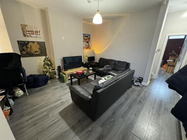 Newport Mount, Burley, Leeds, West Yorkshire LS6, 6 bed terraced house to rent, £2,782 pcm | PrimeLocation