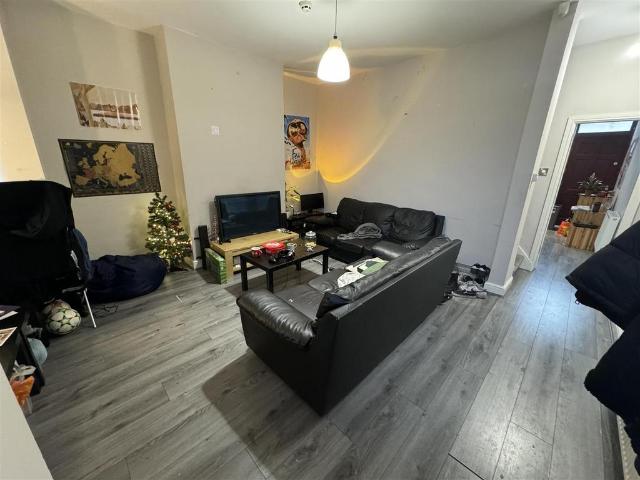 Newport Mount, Burley, Leeds, LS6 3DB 6 bed terraced house to rent £2,782 pcm £642 pw