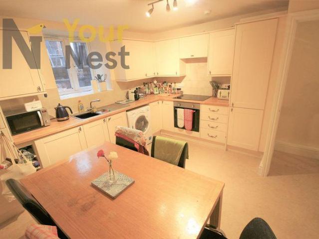 Newport Mount, Headingley, Leeds, LS6. 6 bed terraced house to rent £2,107 pcm £486 pw