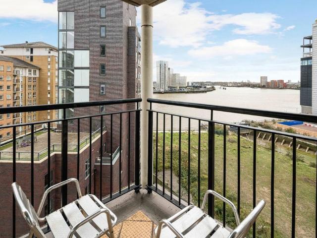 Newport Avenue, Blackwall, London, E14 2 bed flat to rent £2,600 pcm £600 pw