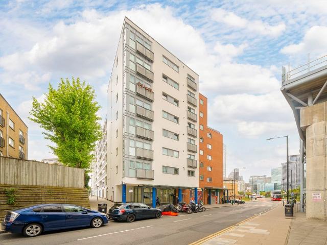 Newport Avenue, Canary Wharf E14, 1 bed flat to rent, £1,800 pcm | PrimeLocation