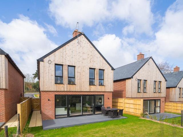 Newport PO30 4 bed detached house to rent £2,250 pcm £519 pw