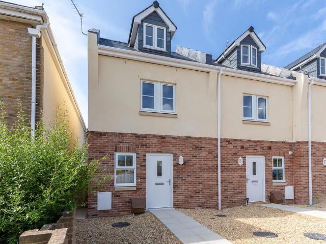 Newport Road, Cowes 2 bed end of terrace house to rent £1,075 pcm £248 pw