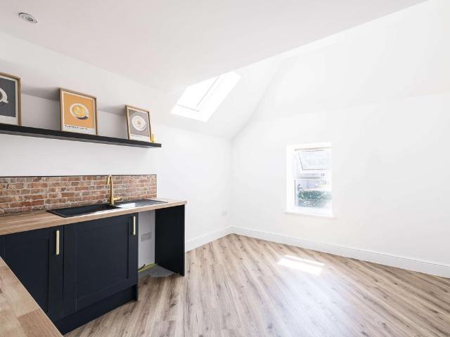 Newport Road, Cardiff CF24 1 bed flat to rent £1,180 pcm £272 pw