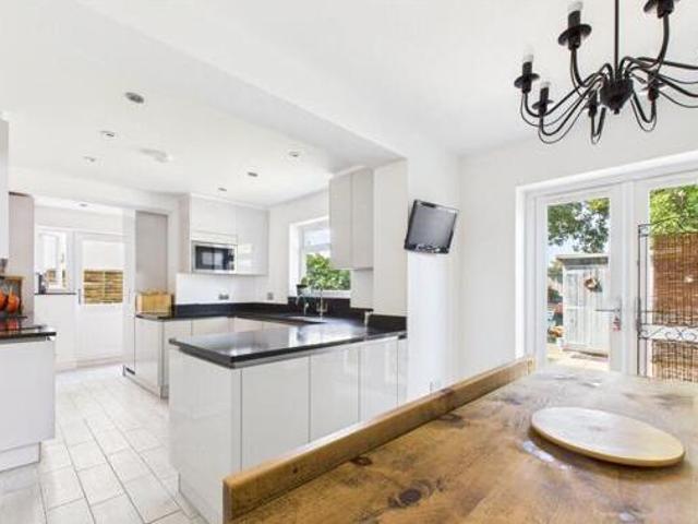 Newport Road, Alderhot, 3 Bedroom End