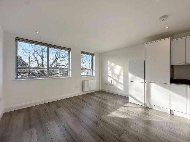 Newport Road, Hayes, Greater London UB4, 2 bed flat to rent, £1,595 pcm | PrimeLocation