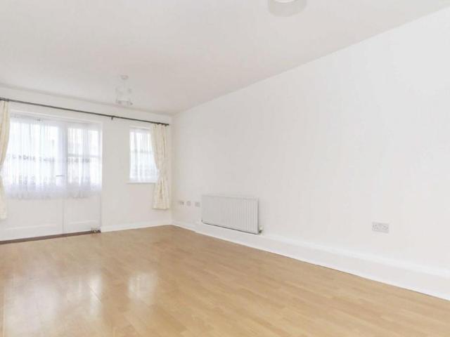 Newport Road, London W3 2 bed flat to rent £2,000 pcm £462 pw