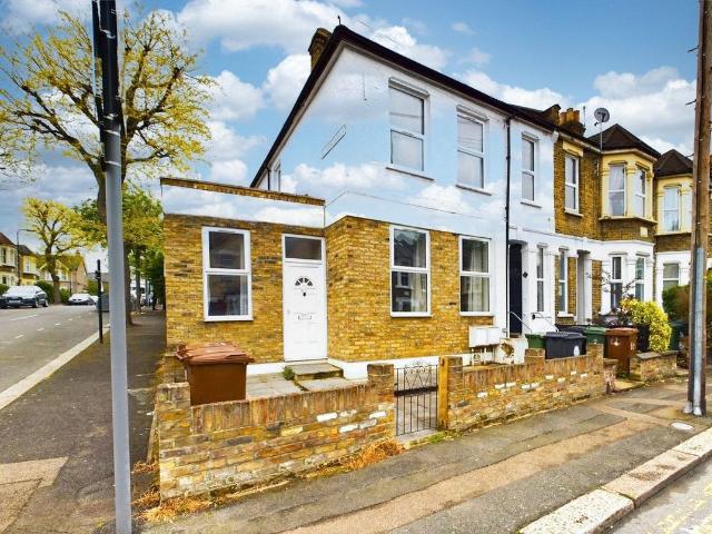 Newport Road, Leyton, London E10, 3 bed flat to rent, £2,100 pcm | PrimeLocation