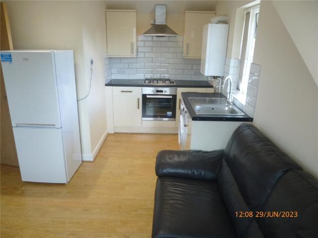 Newport Road, Roath, Cardiff, CF24 2 bed flat to rent £1,120 pcm £258 pw