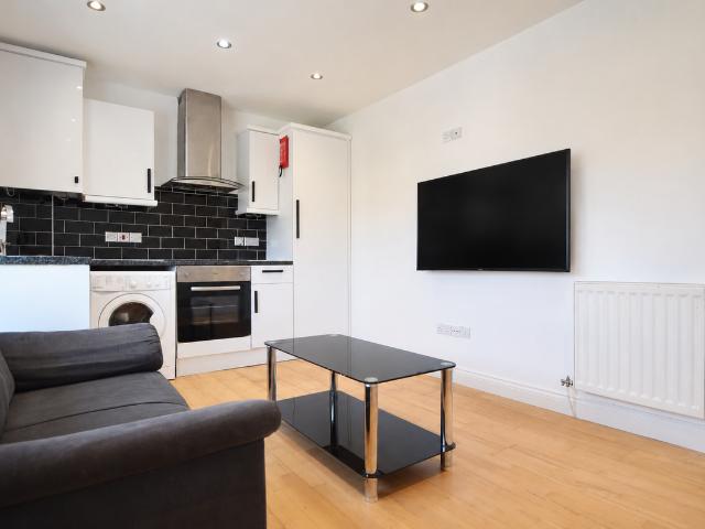 Newport Road, Roath CF24, Studio to rent, £850 pcm | PrimeLocation