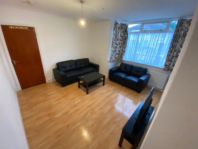 Newport View, Headingley, Leeds, LS6 3BX 4 bed semi detached house to rent £1,707 pcm £394 pw