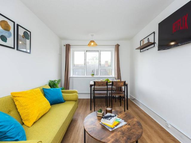 Next to Excel O2 Stunning 3 Bed with Balcony