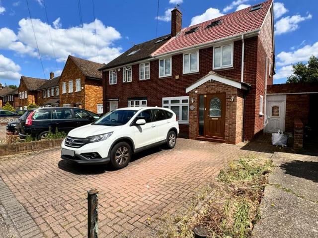 Nine Elms Avenue Cowley Uxbridge, UB8 4 bed semi detached house to rent £2,900 pcm £669 pw