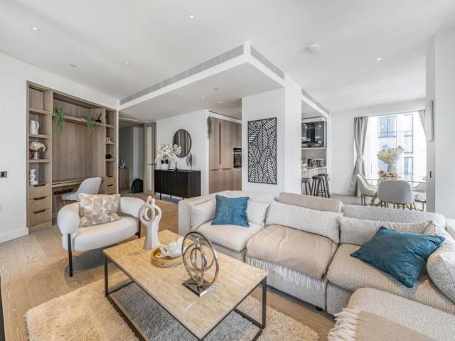Nine Elms Lane, London, SW8 1 bed flat to rent £4,500 pcm £1,038 pw