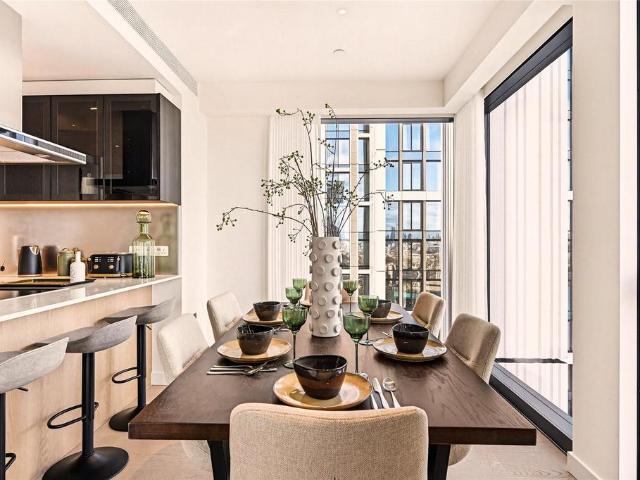 Nine Elms Lane, London, SW8 2 bed apartment to rent £11,483 pcm £2,650 pw