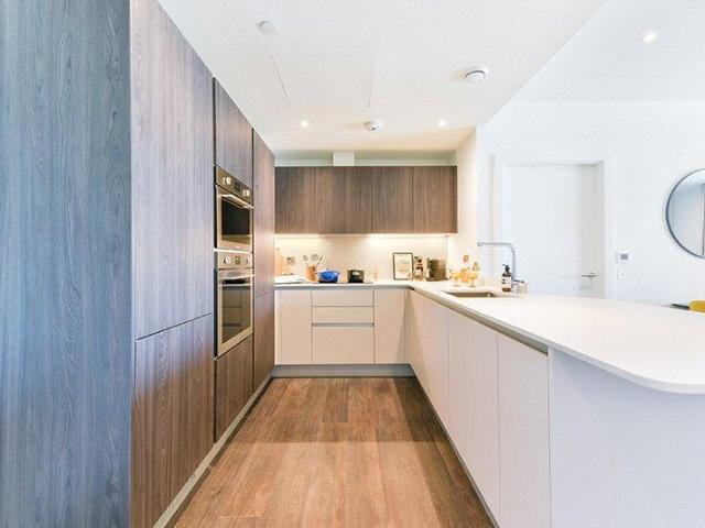 Nine Elms Lane, London, SW11 2 bed apartment to rent £4,150 pcm £958 pw