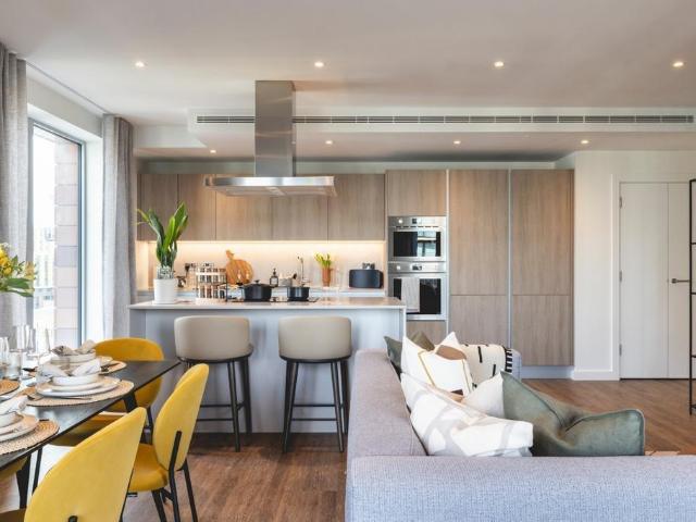 Nine Elms Lane, London SW11 2 bed flat to rent £4,040 pcm £932 pw