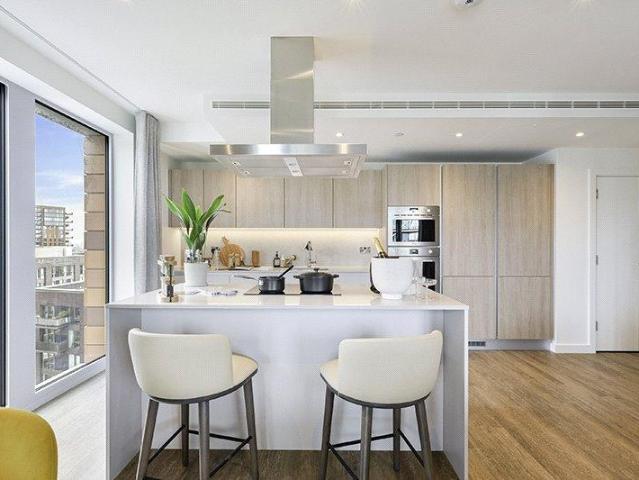 Nine Elms Lane, London, SW11 3 bed apartment to rent £5,800 pcm £1,338 pw