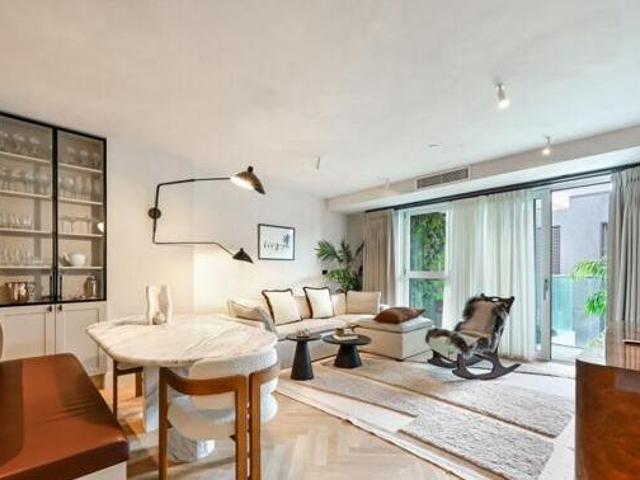 Nine Elms Point, London, 2 Bedroom Apartment