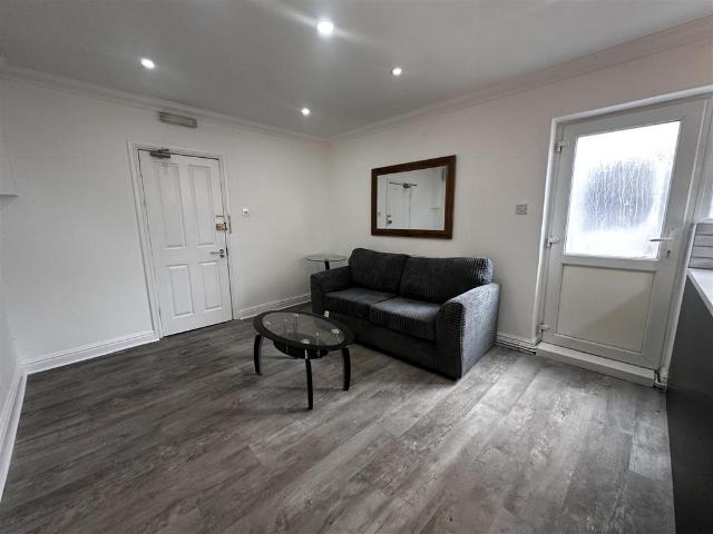 Ninian Road, Cardiff 1 bed apartment to rent £1,075 pcm £248 pw