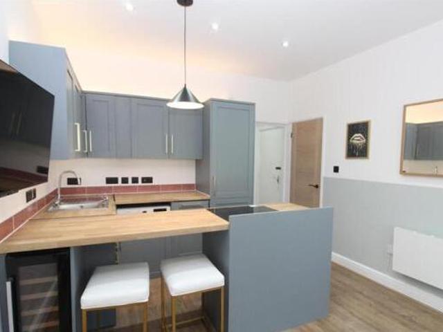 Ninian Road, Roath, 2 Bedroom Flat