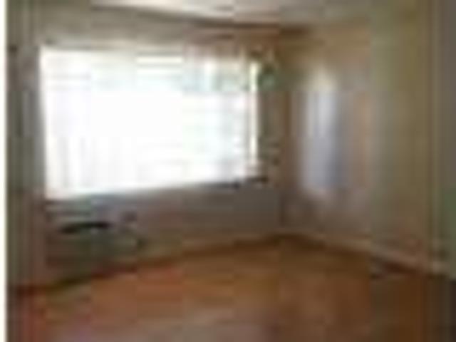 Nice and spacious 1 bed 1 bath in the heart of La Canada. Parking Available!