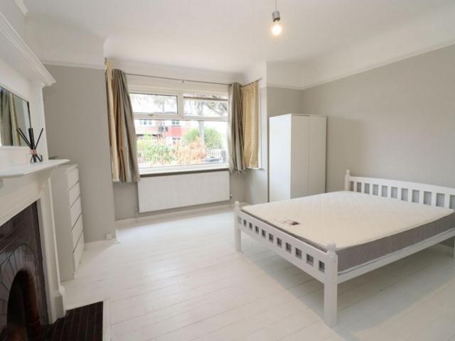 Nice bedroom in a shared flat in the Brixton neighbourhood Has a Room