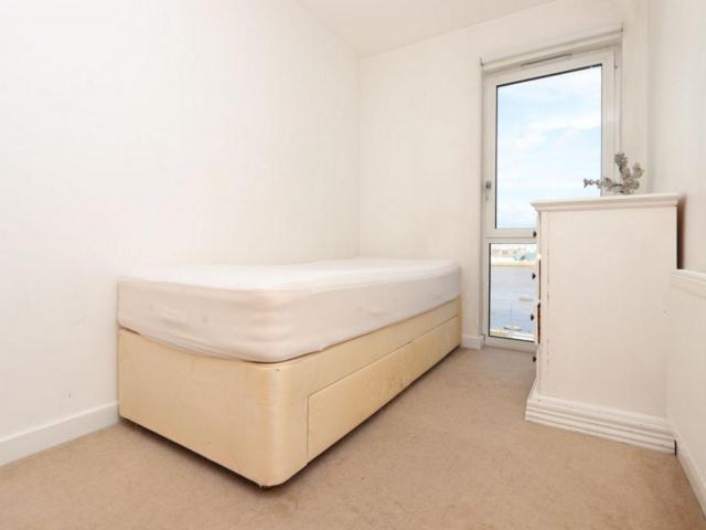 Nice bedroom in a shared flat in Greenwich Has a Room