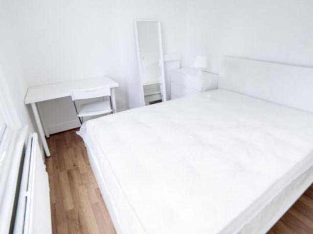Nice bedroom in Noel Park Has a Room