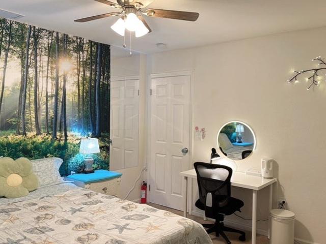 Nice bedroom with Shared Bathroom