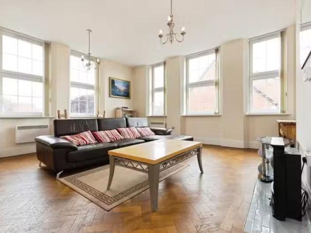 Cozy Bluemels Drive, Wolston, COVENTRY