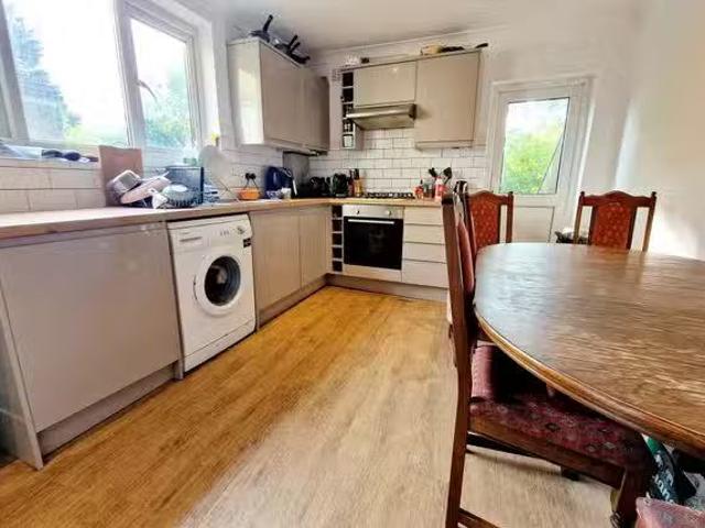 Rental! Duplex to rent in High Road, Wood Green N22