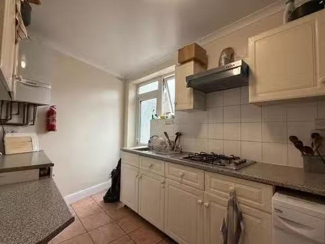 Nice Detached house to rent in Fitzneal Street, London W12