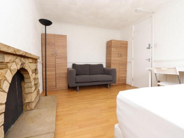 Nice double bedroom near Haggerston Park Has a Room