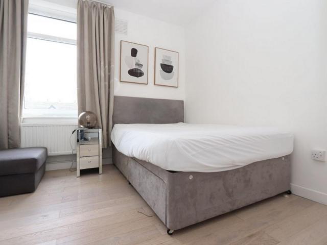 Nice double bedroom near Weavers Fields Has a Room