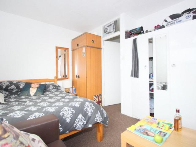 Nice double bedroom near the Stockwell tube Has a Room