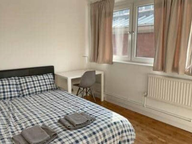 Nice Double Bedroom next to London Bridge Has a Room