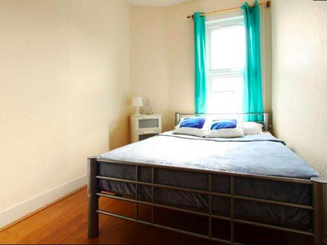Nice double bedroom in a 6 bedroom apartment, near Tottenham Hale Has a Room