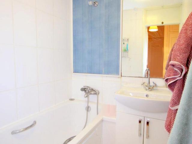 Nice double bedroom in Paddington Has a Room