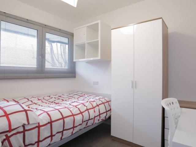 Nice double bedroom in Ratcliff Has a Room