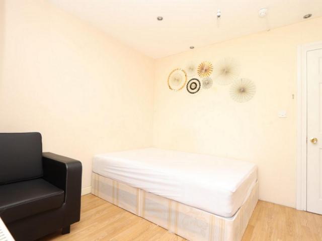 Nice double bedroom in the Isle of Dogs Has a Room