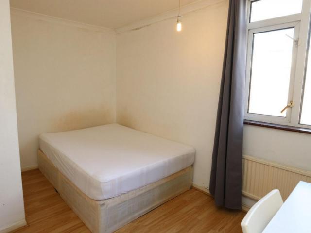 Nice double bedroom in Wanstead Has a Room